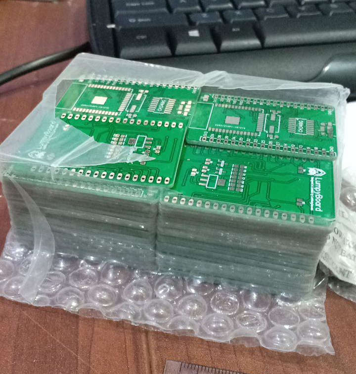 LumpyBoard, Papan Mikro Kontroler yang Bisa Diprogram dengan Python